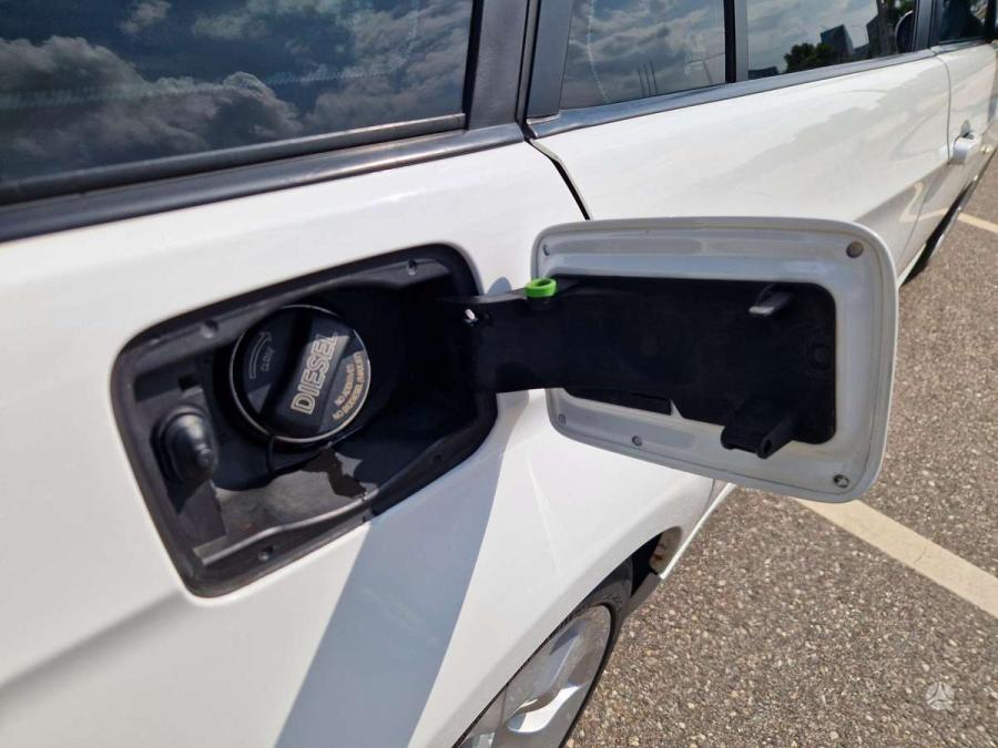 White BMW 320 2011 in Vilnius, with an engine capacity of 2.00 L and mileage of 400 thousand km for 3800 €, photo 31 on AUTOMOTO.COM.LV