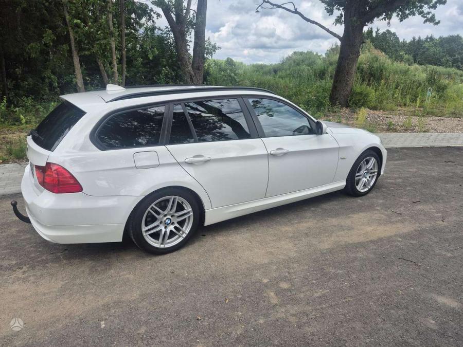 White BMW 320 2011 in Kaunas, with an engine capacity of 2.00 L and mileage of 275 thousand km for 3500 €, photo 8 on AUTOMOTO.COM.LV