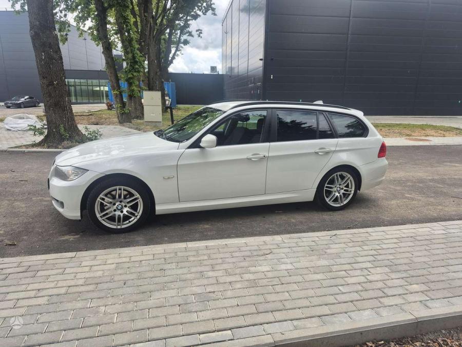 White BMW 320 2011 in Kaunas, with an engine capacity of 2.00 L and mileage of 275 thousand km for 3500 €, photo 9 on AUTOMOTO.COM.LV