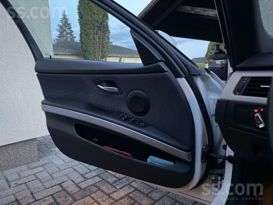 White BMW 320 2012 in Riga, with an engine capacity of 2.00 L and mileage of 377 thousand km for 5450 €, photo 8 on AUTOMOTO.COM.LV