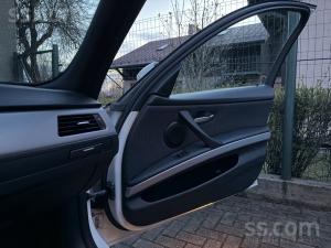 White BMW 320 2012 in Riga, with an engine capacity of 2.00 L and mileage of 377 thousand km for 5450 €, photo 9 on AUTOMOTO.COM.LV