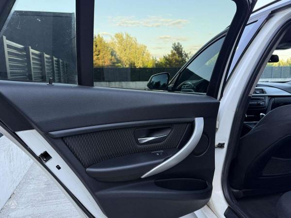White BMW 320 2012 in Vilnius, with an engine capacity of 2.00 L and mileage of 287 thousand km for 6200 €, photo 10 on AUTOMOTO.COM.LV