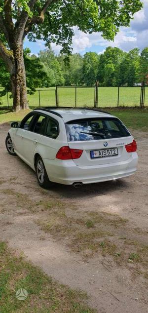 White BMW 320 2012 in Vilnius, with an engine capacity of 2.00 L and mileage of 233 thousand km for 8399 €, photo 4 on AUTOMOTO.COM.LV