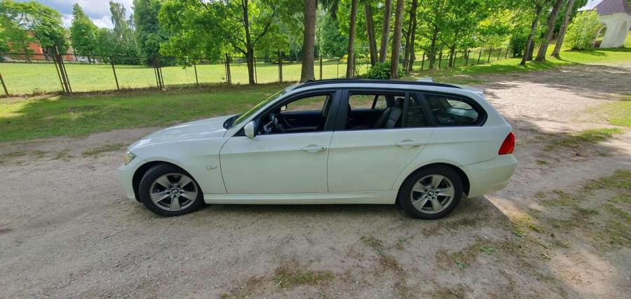 White BMW 320 2012 in Vilnius, with an engine capacity of 2.00 L and mileage of 233 thousand km for 8399 €, photo 6 on AUTOMOTO.COM.LV