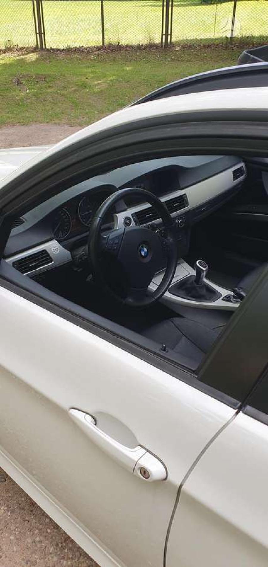 White BMW 320 2012 in Vilnius, with an engine capacity of 2.00 L and mileage of 233 thousand km for 8399 €, photo 8 on AUTOMOTO.COM.LV