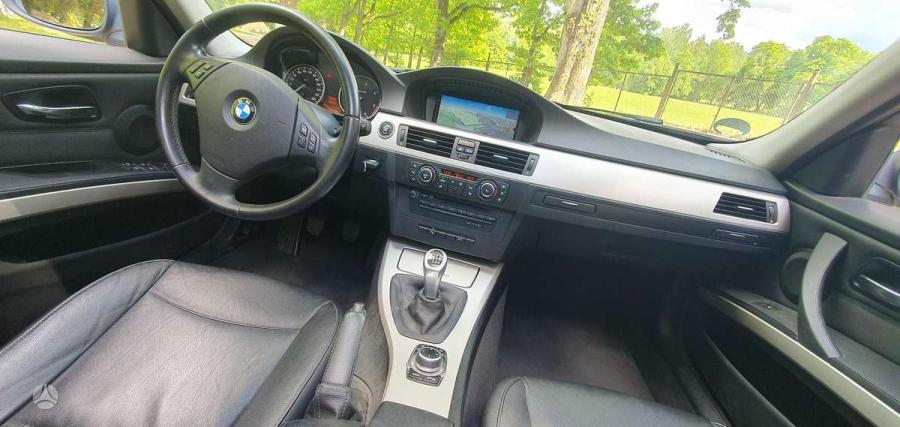 White BMW 320 2012 in Vilnius, with an engine capacity of 2.00 L and mileage of 233 thousand km for 8399 €, photo 12 on AUTOMOTO.COM.LV