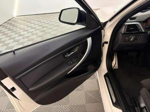 White BMW 320 2013 in Marijampole, with an engine capacity of 2.00 L and mileage of 238 thousand km for 10750 €, photo 22 on AUTOMOTO.COM.LV