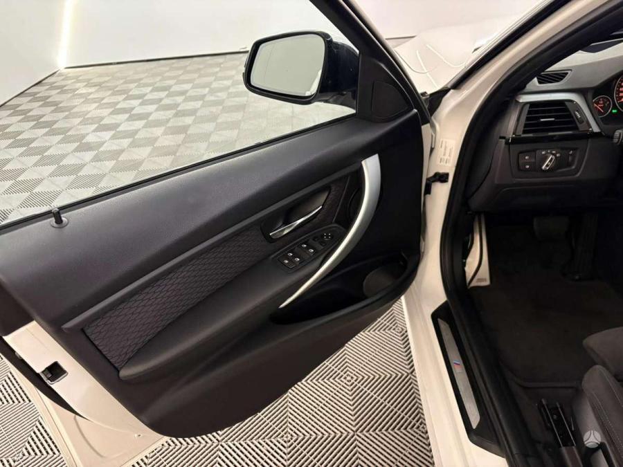 White BMW 320 2013 in Marijampole, with an engine capacity of 2.00 L and mileage of 238 thousand km for 10750 €, photo 22 on AUTOMOTO.COM.LV