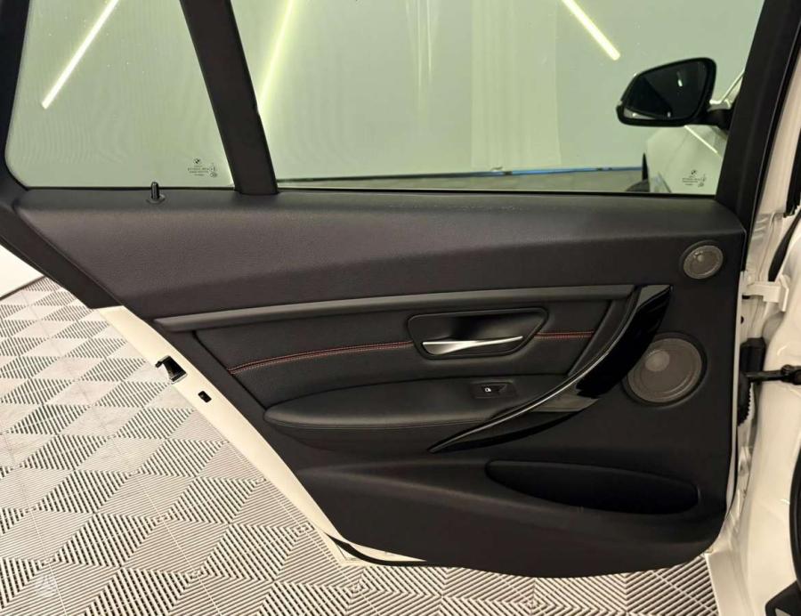 White BMW 320 2013 in Marijampole, with an engine capacity of 2.00 L and mileage of 287 thousand km for 9450 €, photo 21 on AUTOMOTO.COM.LV