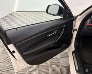 White BMW 320 2013 in Marijampole, with an engine capacity of 2.00 L and mileage of 287 thousand km for 9450 €, photo 27 on AUTOMOTO.COM.LV