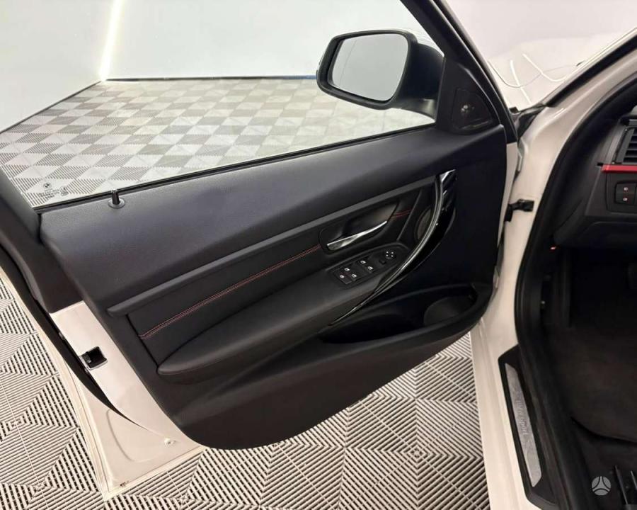 White BMW 320 2013 in Marijampole, with an engine capacity of 2.00 L and mileage of 287 thousand km for 9450 €, photo 27 on AUTOMOTO.COM.LV