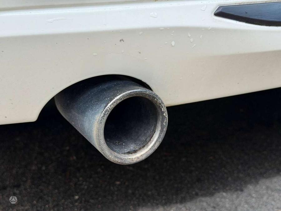 White BMW 320 2014 in Vilnius, with an engine capacity of 2.00 L and mileage of 270 thousand km for 5990 €, photo 17 on AUTOMOTO.COM.LV