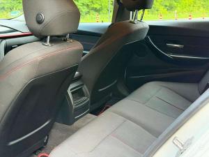 White BMW 320 2014 in Vilnius, with an engine capacity of 2.00 L and mileage of 270 thousand km for 5990 €, photo 30 on AUTOMOTO.COM.LV