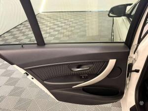 Balts BMW 320 2014 Marijampole, ar dzinēja tilpumu 2.00 L un nobraukumu 277 tūkst. km par 8999 €, foto 24 vietnē AUTOMOTO.COM.LV
