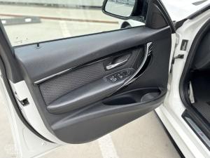 White BMW 320 2015 in Vilnius, with an engine capacity of 2.00 L and mileage of 355 thousand km for 10950 €, photo 25 on AUTOMOTO.COM.LV