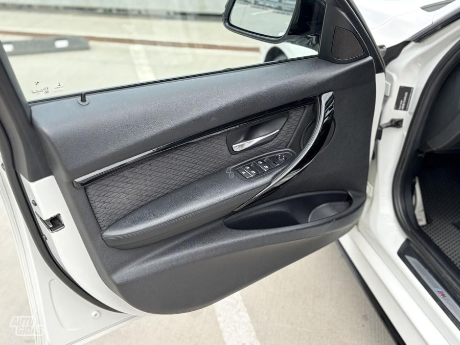 White BMW 320 2015 in Vilnius, with an engine capacity of 2.00 L and mileage of 355 thousand km for 10950 €, photo 25 on AUTOMOTO.COM.LV