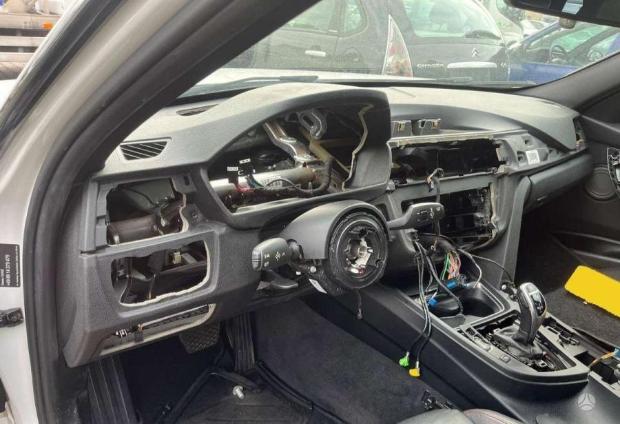 White BMW 320 2015 in Vilnius, with an engine capacity of 2.00 L and mileage of 315 thousand km for 6300 €, photo 10 on AUTOMOTO.COM.LV