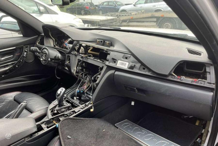 White BMW 320 2015 in Vilnius, with an engine capacity of 2.00 L and mileage of 315 thousand km for 6300 €, photo 11 on AUTOMOTO.COM.LV