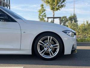 White BMW 320 2015 in Vilnius, with an engine capacity of 2.00 L and mileage of 300 thousand km for 10499 €, photo 5 on AUTOMOTO.COM.LV