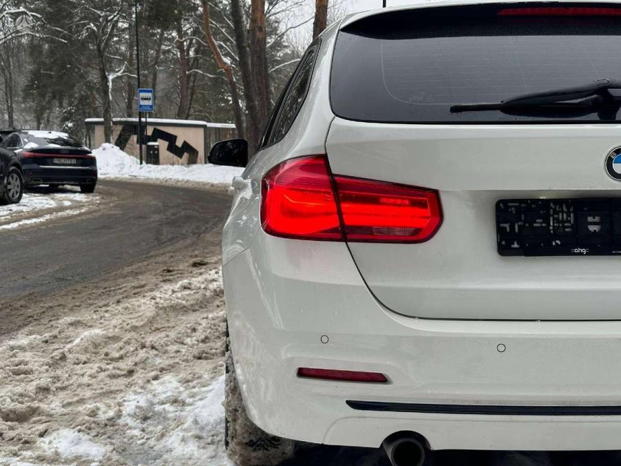 White BMW 320 2016 in Vilnius, with an engine capacity of 2.00 L and mileage of 295 thousand km for 9490 €, photo 7 on AUTOMOTO.COM.LV