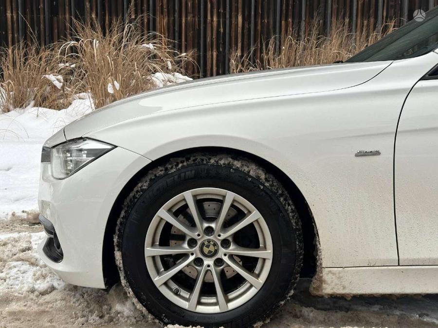 White BMW 320 2016 in Vilnius, with an engine capacity of 2.00 L and mileage of 295 thousand km for 9490 €, photo 13 on AUTOMOTO.COM.LV