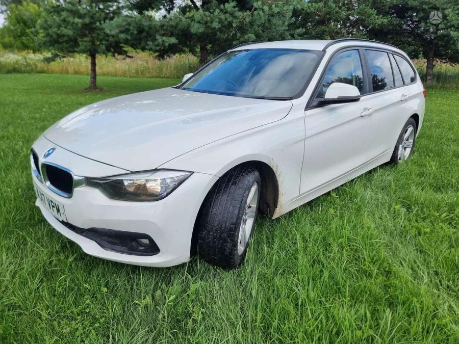 White BMW 320 2017 in Jonava, with an engine capacity of 2.00 L and mileage of 136 thousand km for 3699 €, photo 4 on AUTOMOTO.COM.LV