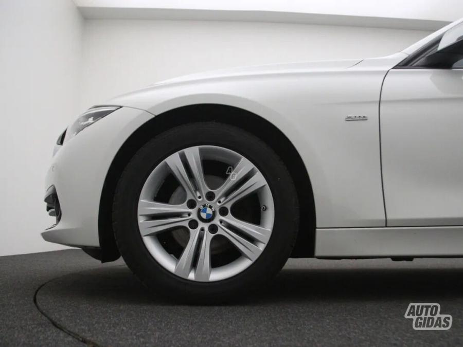 White BMW 320 2018 in Vilnius, with an engine capacity of 2.00 L and mileage of 207 thousand km for 13599 €, photo 29 on AUTOMOTO.COM.LV