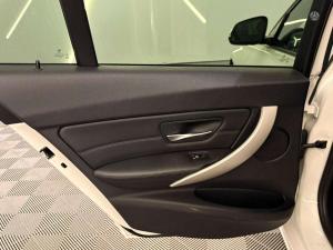 White BMW 320 2018 in Marijampole, with an engine capacity of 2.00 L and mileage of 208 thousand km for 12850 €, photo 19 on AUTOMOTO.COM.LV