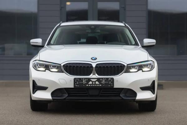 White BMW 320 2021 in Jelgava, with an engine capacity of 2.00 L and mileage of 230 thousand km for 17900 €, photo 5 on AUTOMOTO.COM.LV