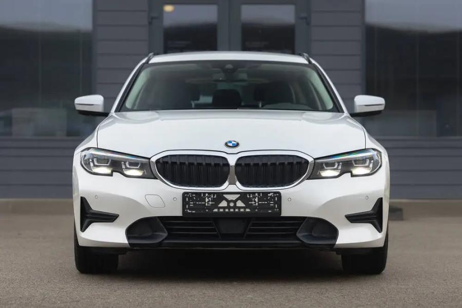 White BMW 320 2021 in Jelgava, with an engine capacity of 2.00 L and mileage of 230 thousand km for 17900 €, photo 6 on AUTOMOTO.COM.LV