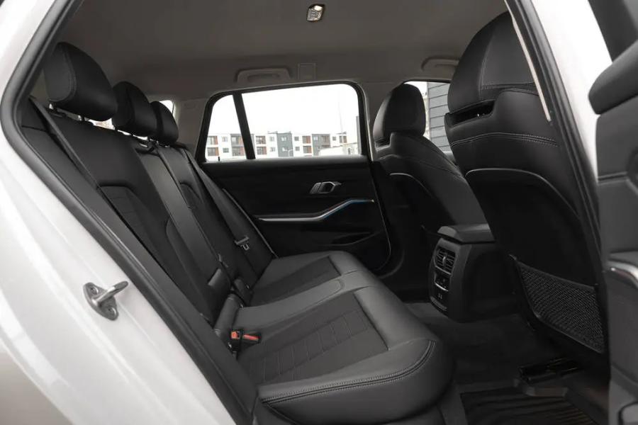 White BMW 320 2021 in Jelgava, with an engine capacity of 2.00 L and mileage of 230 thousand km for 17900 €, photo 11 on AUTOMOTO.COM.LV