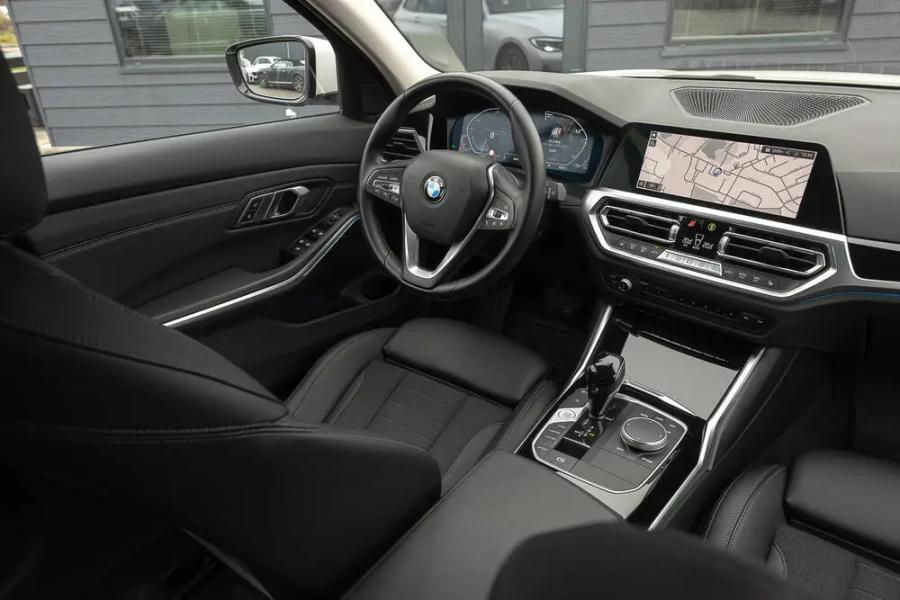 White BMW 320 2021 in Jelgava, with an engine capacity of 2.00 L and mileage of 230 thousand km for 17900 €, photo 13 on AUTOMOTO.COM.LV