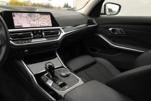 White BMW 320 2021 in Jelgava, with an engine capacity of 2.00 L and mileage of 230 thousand km for 17900 €, photo 14 on AUTOMOTO.COM.LV