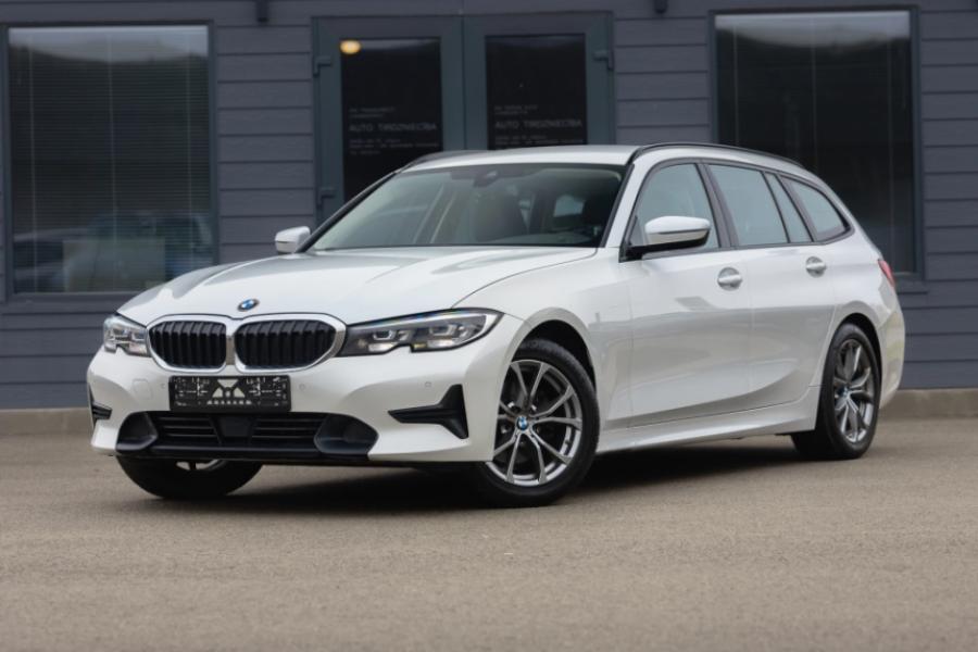 White BMW 320 2021 in Riga, with an engine capacity of 2.00 L and mileage of 230 thousand km for 18950 €, photo 4 on AUTOMOTO.COM.LV