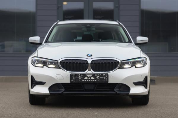 White BMW 320 2021 in Riga, with an engine capacity of 2.00 L and mileage of 230 thousand km for 18950 €, photo 5 on AUTOMOTO.COM.LV