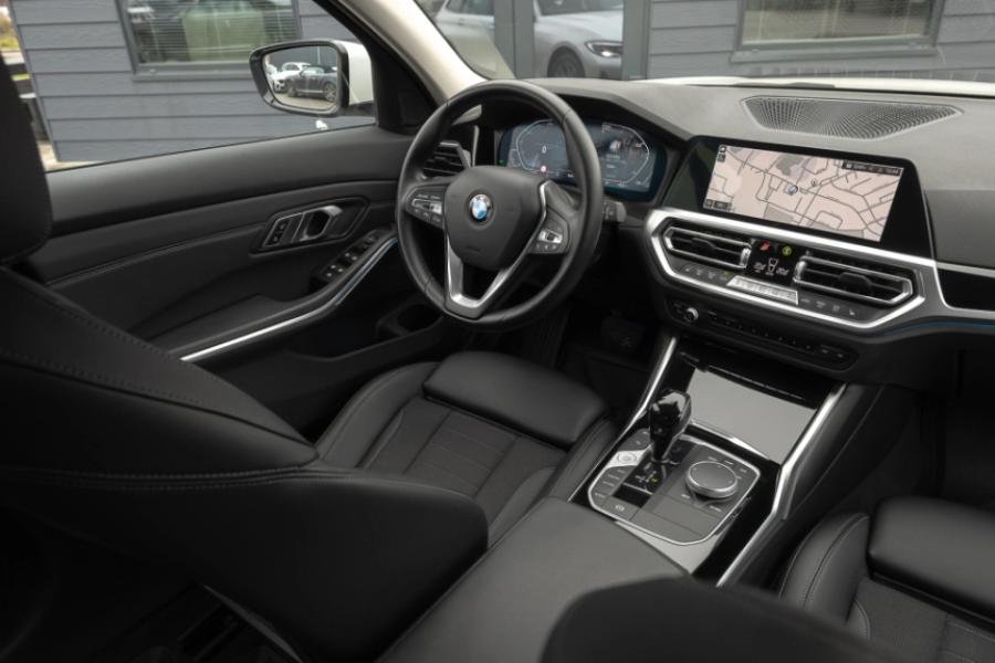 White BMW 320 2021 in Riga, with an engine capacity of 2.00 L and mileage of 230 thousand km for 18950 €, photo 13 on AUTOMOTO.COM.LV