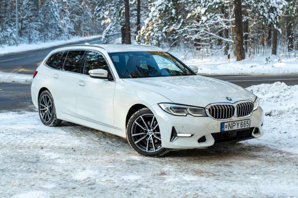 White BMW 320 2022 in Vilnius, with an engine capacity of 2.00 L and mileage of 200 thousand km for 20350 €, photo 3 on AUTOMOTO.COM.LV