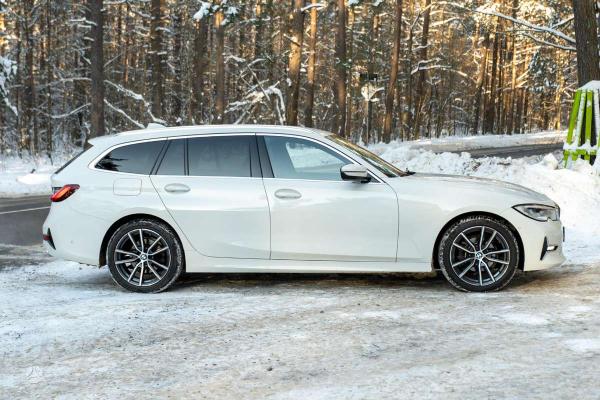 White BMW 320 2022 in Vilnius, with an engine capacity of 2.00 L and mileage of 200 thousand km for 20350 €, photo 8 on AUTOMOTO.COM.LV