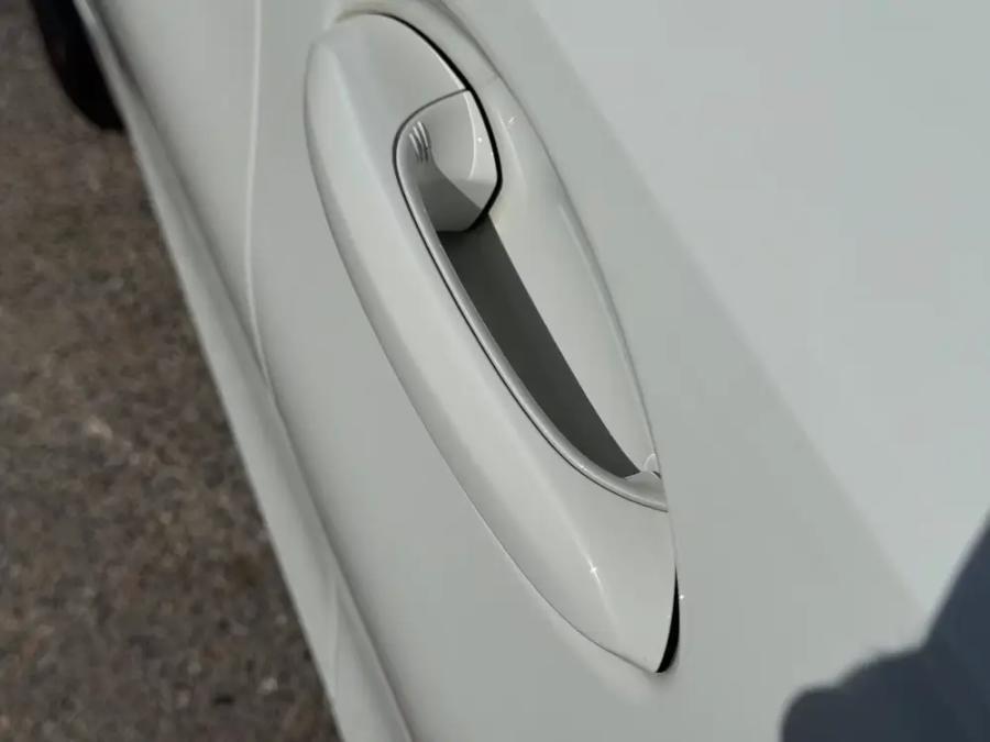 White BMW 320 2022 in Riga, with an engine capacity of 2.00 L and mileage of 169 thousand km for 22000 €, photo 13 on AUTOMOTO.COM.LV