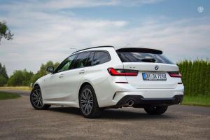 White BMW 320 2022 in Elektrenai, with an engine capacity of 2.00 L and mileage of 194 thousand km for 20450 €, photo 8 on AUTOMOTO.COM.LV