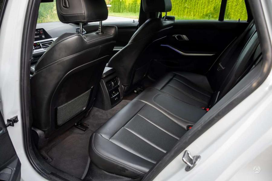 White BMW 320 2022 in Elektrenai, with an engine capacity of 2.00 L and mileage of 194 thousand km for 20450 €, photo 13 on AUTOMOTO.COM.LV
