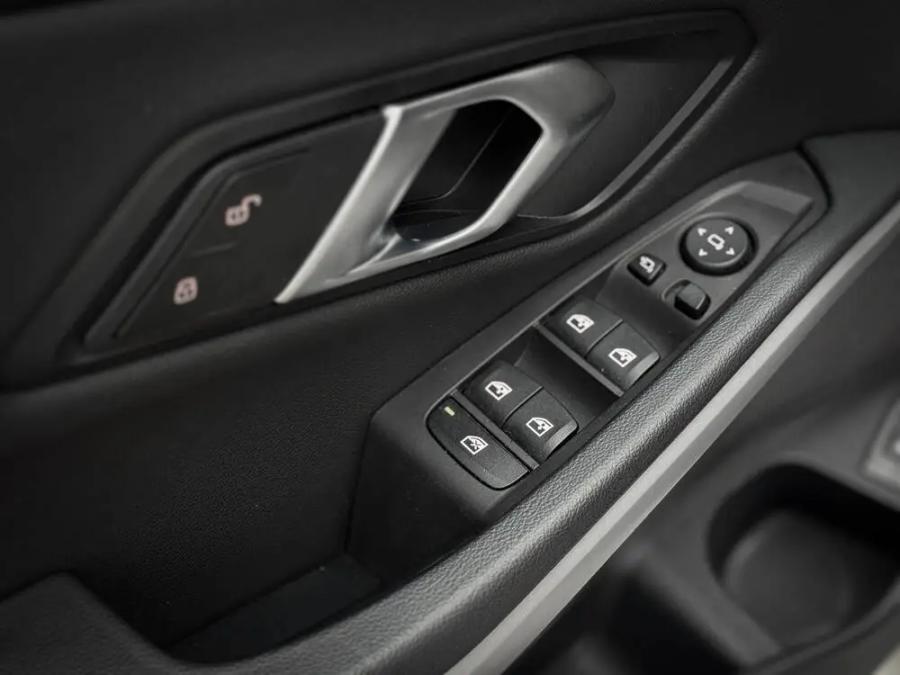 Balts BMW 320 2023 Rīga, ar dzinēja tilpumu 2.00 L un nobraukumu 139 tūkst. km par 18500 €, foto 21 vietnē AUTOMOTO.COM.LV