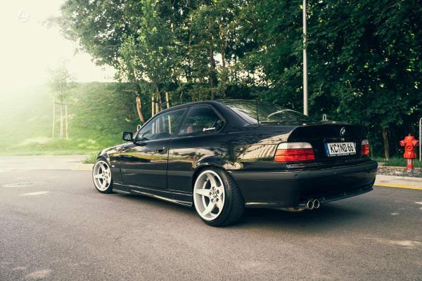 Black BMW 323 1998 in Vilnius, with an engine capacity of 2.49 L and mileage of 210 thousand km for 10500 €, photo 4 on AUTOMOTO.COM.LV