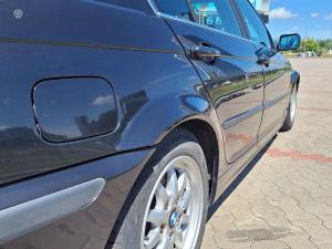 Black BMW 323 1998 in Vilnius, with an engine capacity of 2.49 L and mileage of 212 thousand km for 2850 €, photo 9 on AUTOMOTO.COM.LV