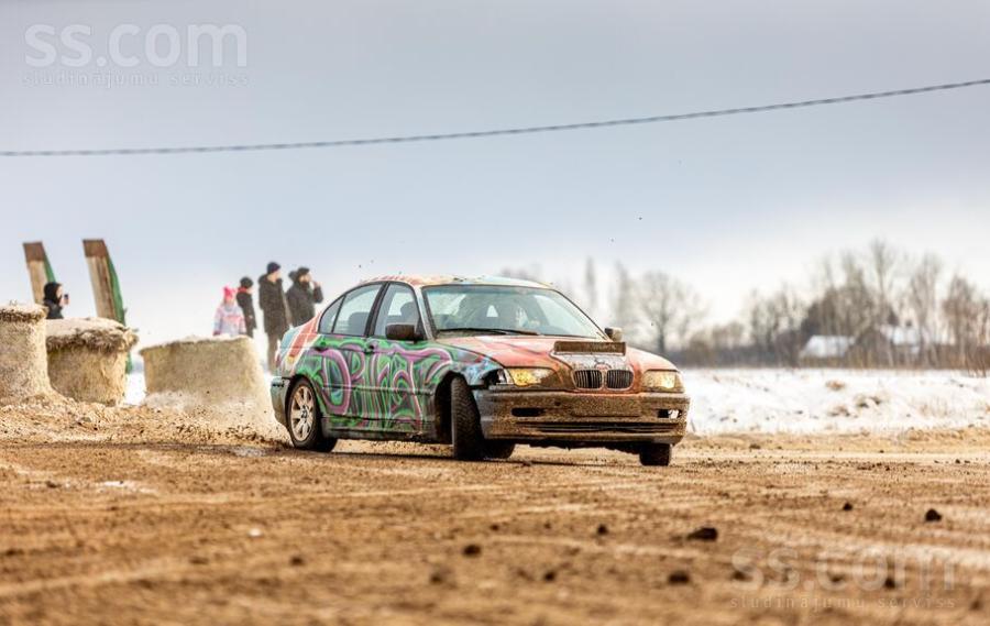 Blue BMW 323 1998 in Jelgava, with an engine capacity of 2.30 L and mileage of 277 thousand km for 1100 €, photo 1 on AUTOMOTO.COM.LV