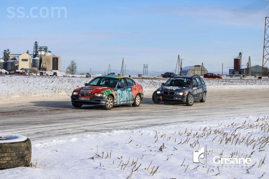 Blue BMW 323 1998 in Jelgava, with an engine capacity of 2.30 L and mileage of 277 thousand km for 1100 €, photo 2 on AUTOMOTO.COM.LV