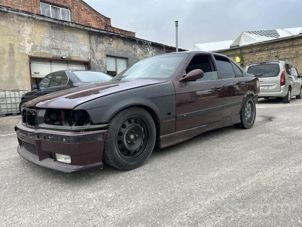 BMW 323 1995 Rīga, ar dzinēja tilpumu 2.50 L un nobraukumu 240 tūkst. km par 4200 €, foto 1 vietnē AUTOMOTO.COM.LV