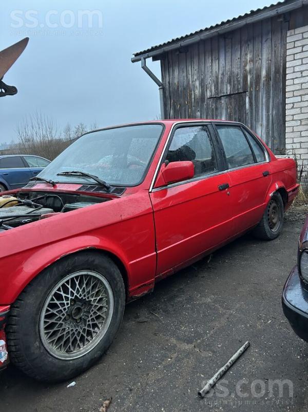 Red BMW 324 1990 in Rezekne, with an engine capacity of 2.50 L and mileage of 329 thousand km for 2250 €, photo 4 on AUTOMOTO.COM.LV