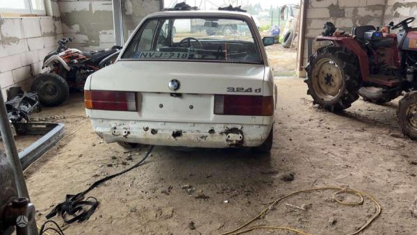 Balts BMW 324 1987 Šauļi, ar dzinēja tilpumu 2.44 L un nobraukumu 335 tūkst. km par 1000 €, foto 4 vietnē AUTOMOTO.COM.LV