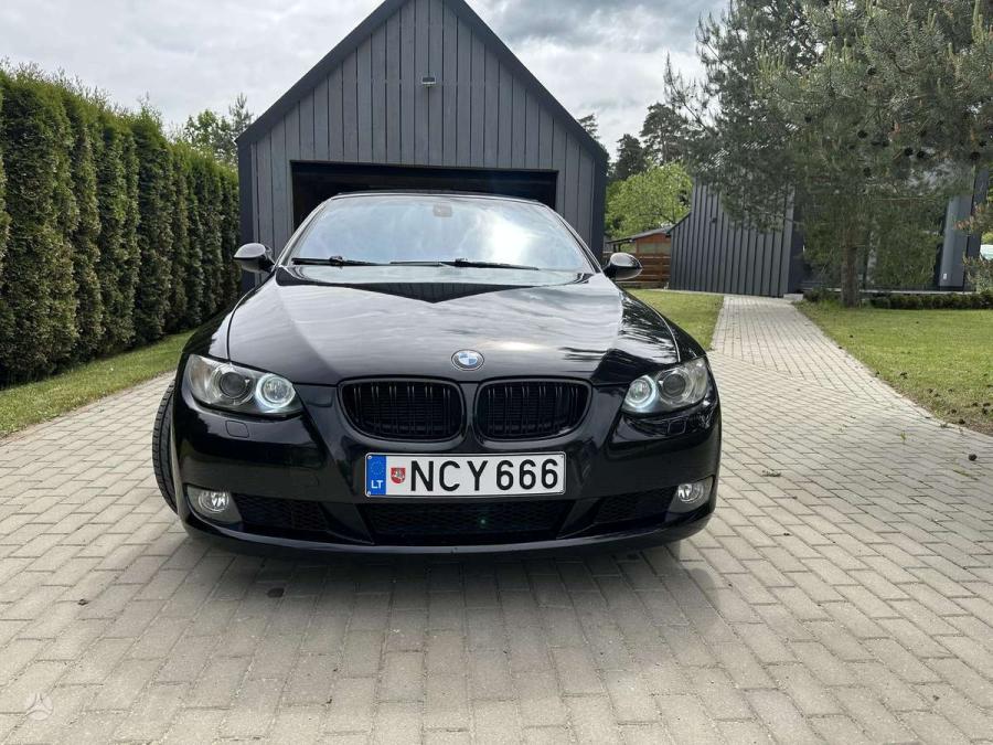 Black BMW 325 2007 in Ukmerge, with an engine capacity of 3.00 L and mileage of 227 thousand km for 9000 €, photo 3 on AUTOMOTO.COM.LV
